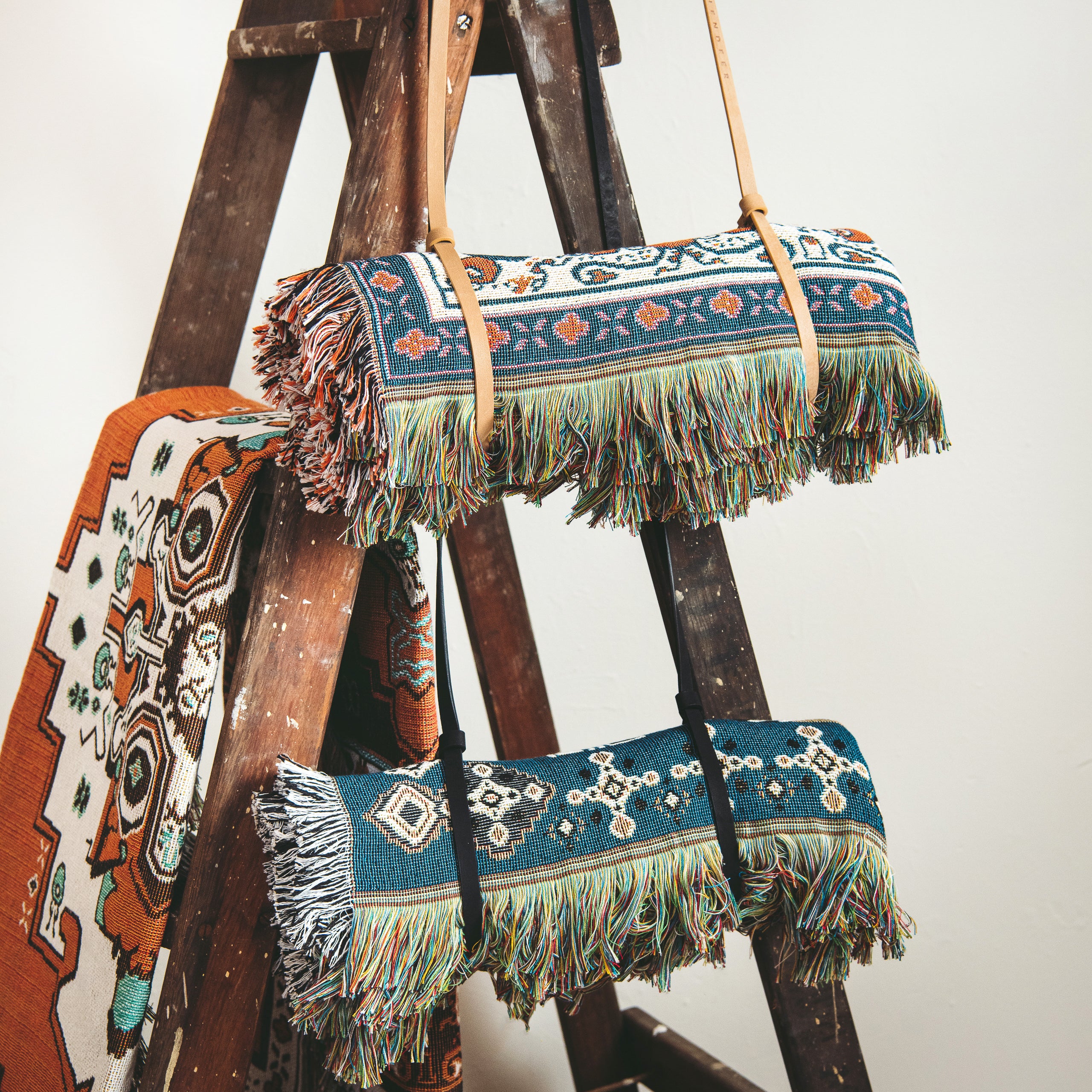 Strawberry Fields' Woven Cotton Throw Rug Picnic Blanket – Hendeer