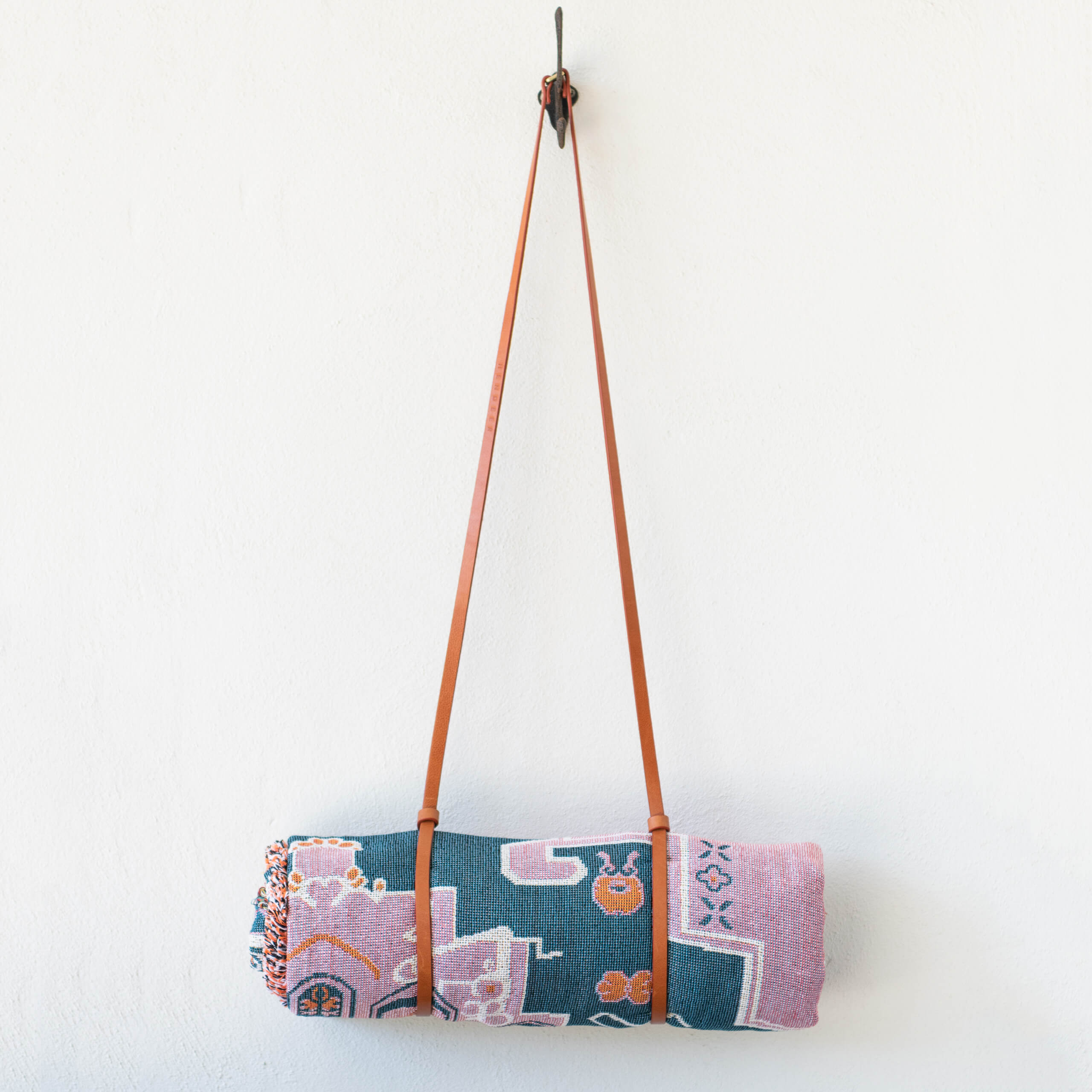 Strawberry Fields' Woven Cotton Throw Rug Picnic Blanket – Hendeer